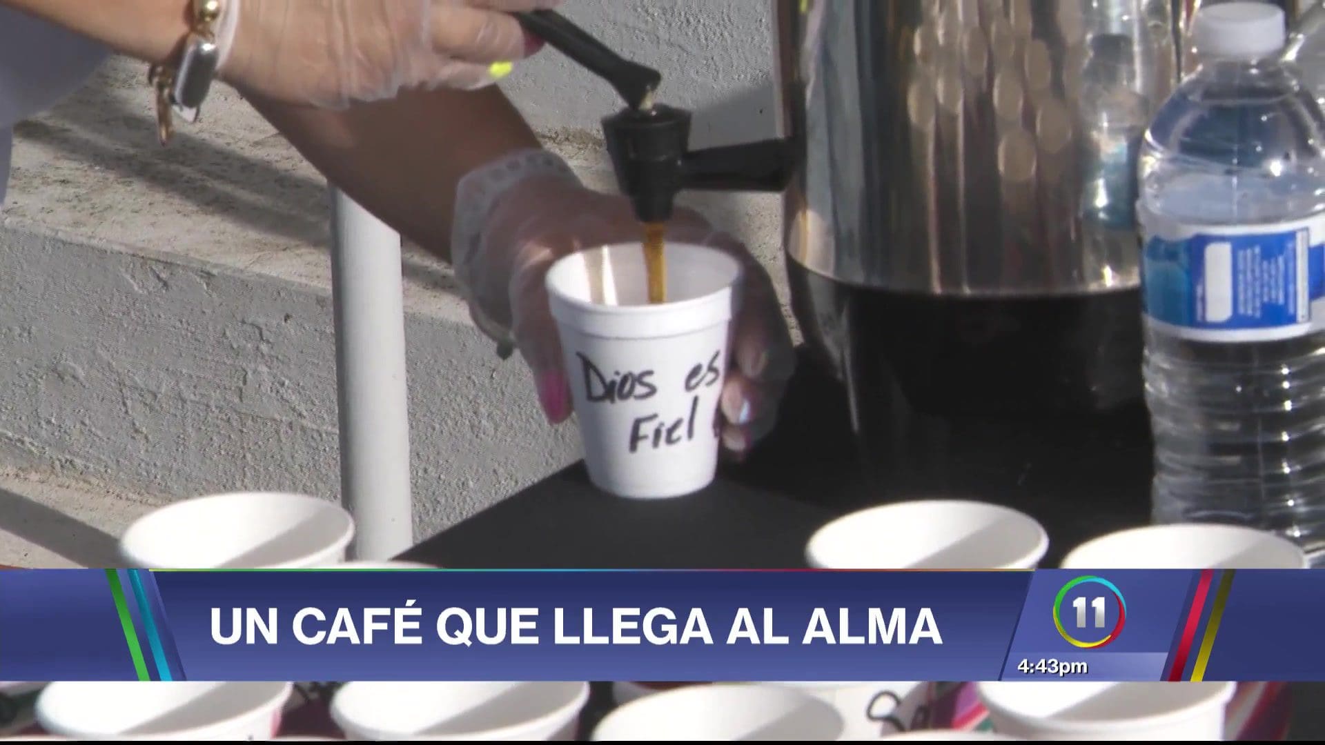 Obsequian un café "bajado del cielo" y pedazo de pan a cada conductor ...