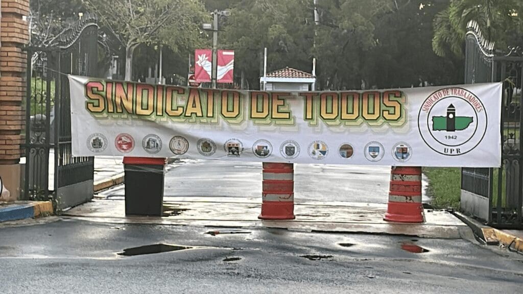 Varios recintos de la UPR amanecen con portones cerrados - TeleOnce TV ...