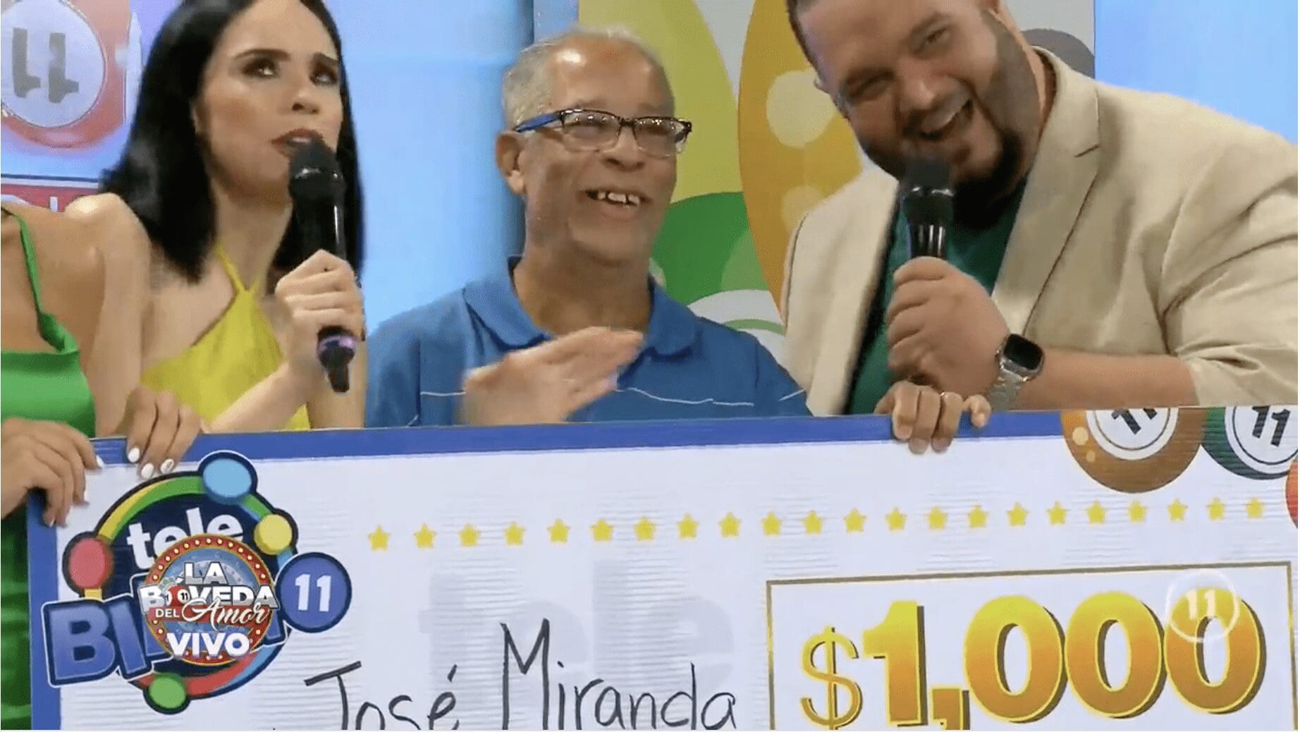 José Miranda recibe su cheque de 1,000 dólares tras ganar el TeleBingo ...