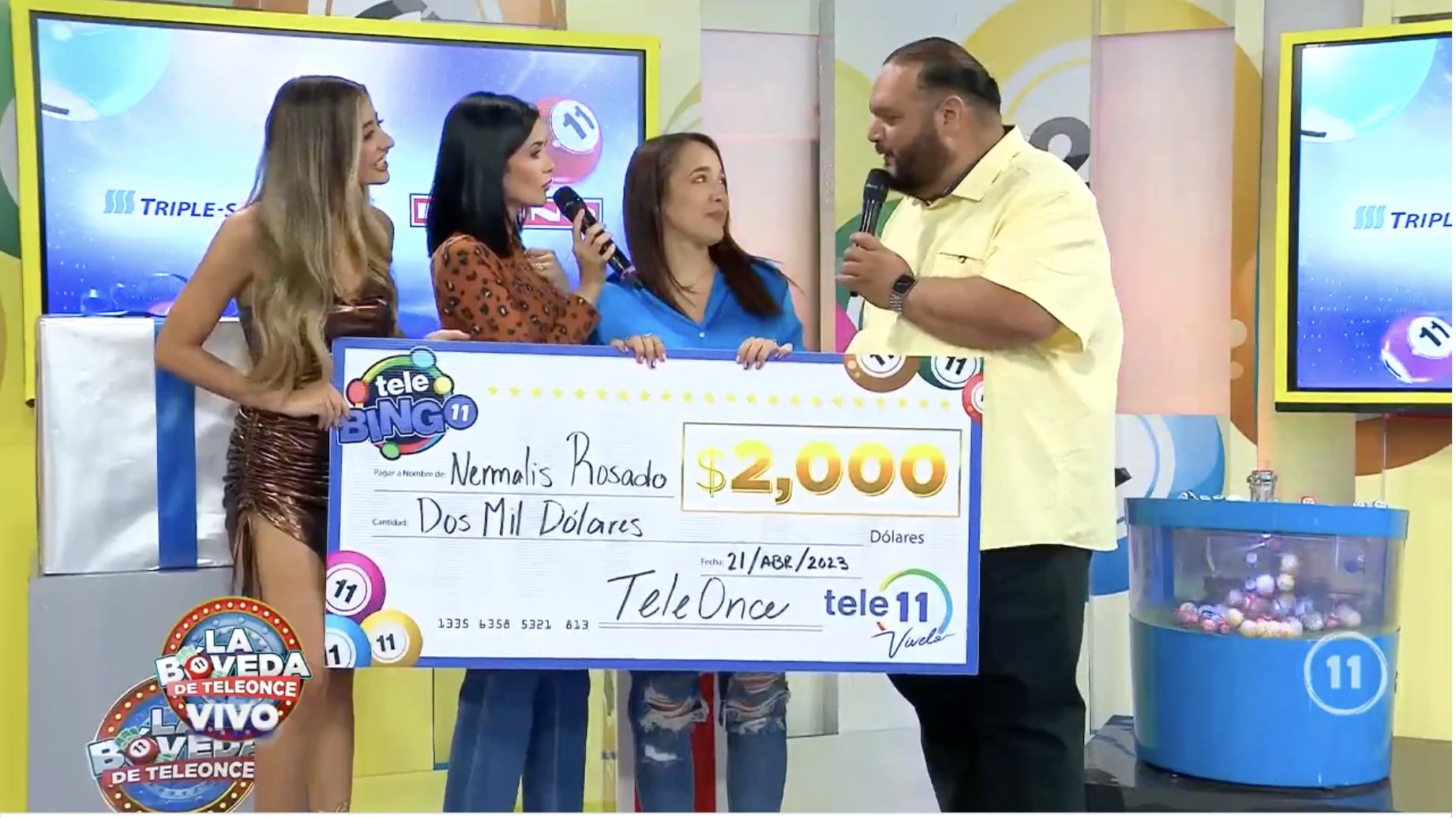 Nermalis Rosado recibe el cheque con los $2,000 del TeleBingo ...