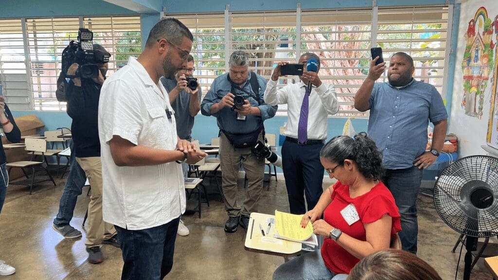 Jesús Manuel Ortiz llega a votar en la elección a la presidencia del ...