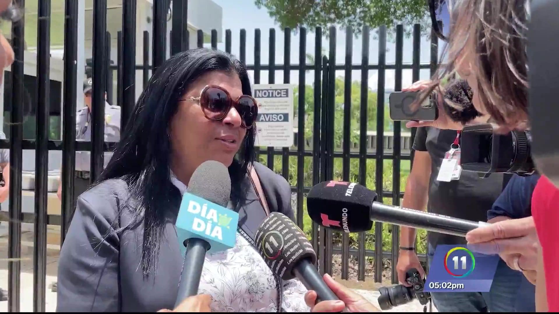 "Los días son gris": Madre de Arcángel llega para apoyar a familia de ...