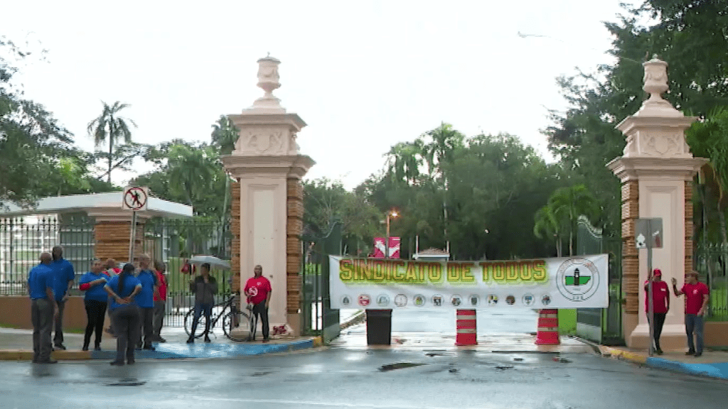 Empleados de mantenimiento de la UPR cierran los portones de los 11 ...