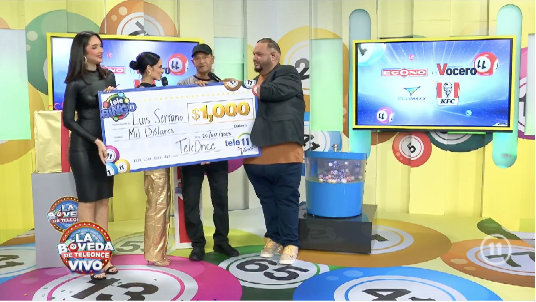 Luis Serrano recibe el cheque con los $1,000 del TeleBingo - TeleOnce ...