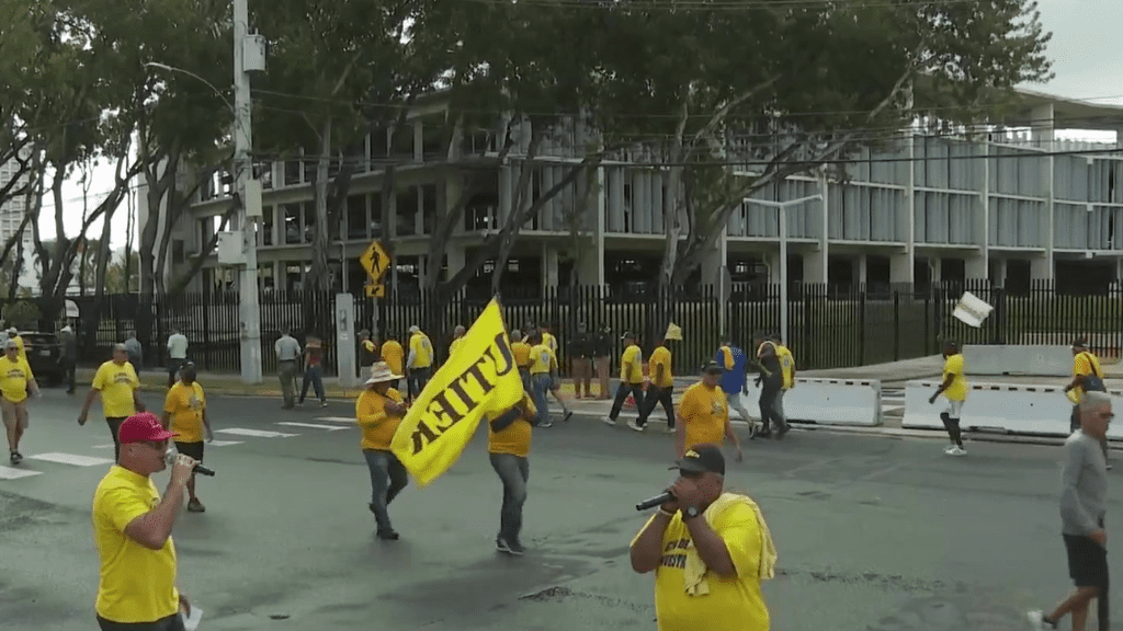 “Vamos a defender nuestro país”: UTIER protesta contra la Junta de ...
