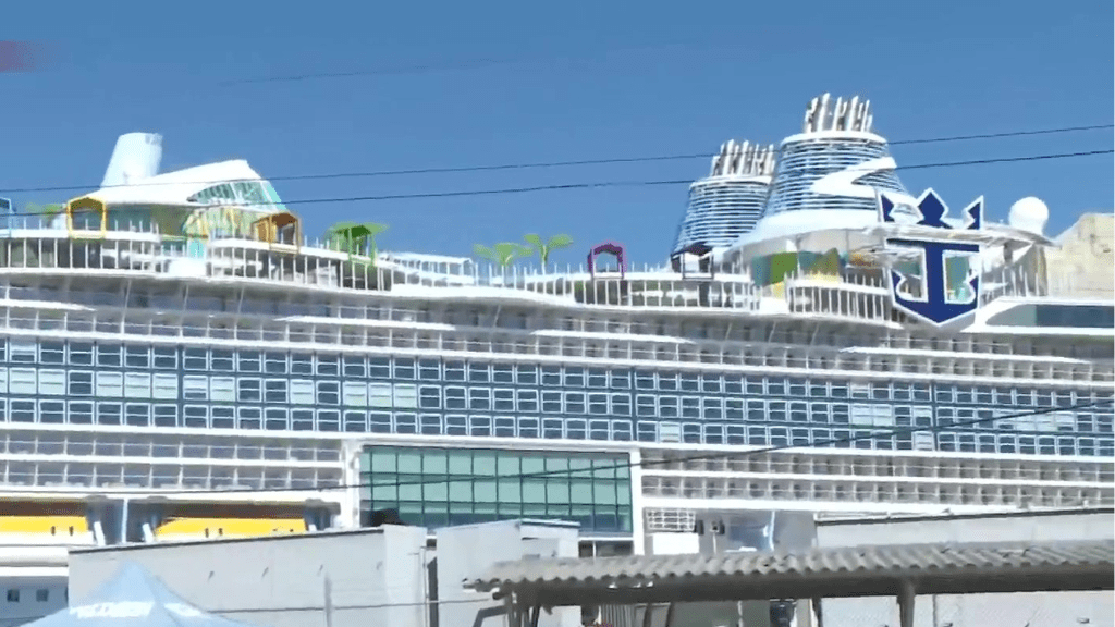 Decenas de curiosos quedan impresionados con el barco más grande del ...