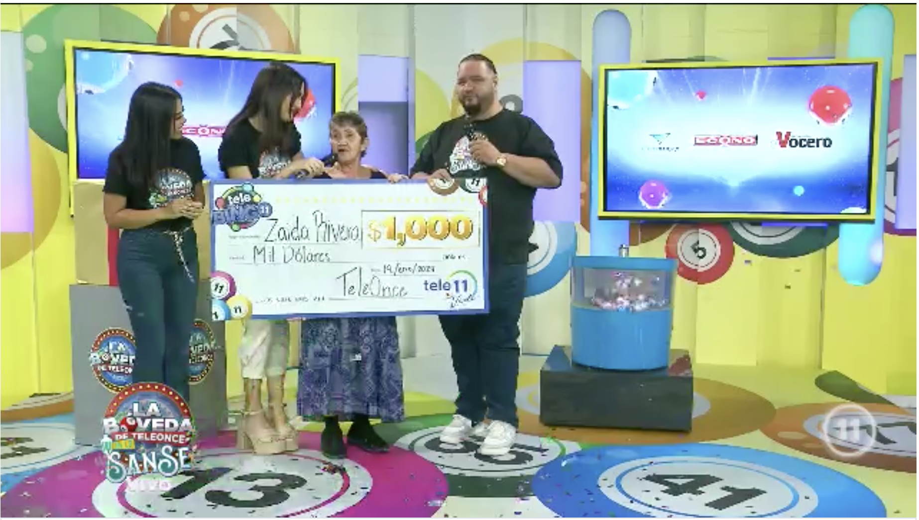 Zaida Rivera recibe su cheque con los mil dólares del TeleBingo ...