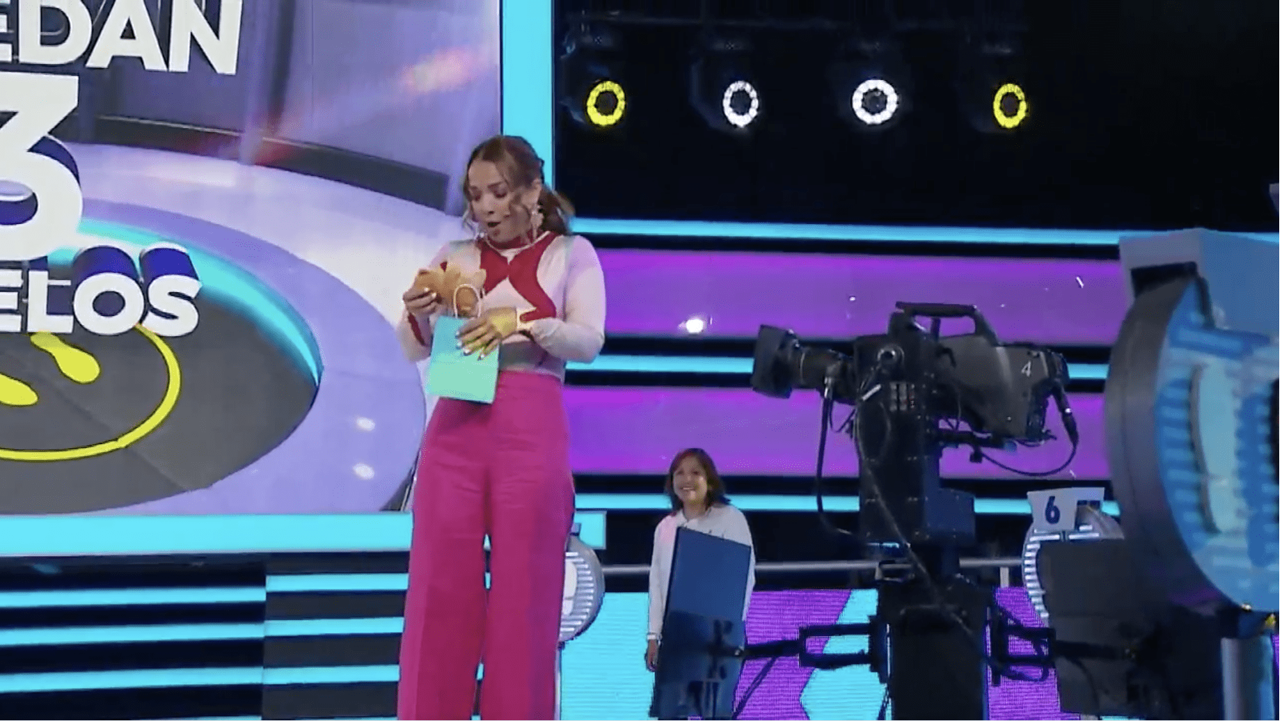 Sorprenden a Adamari López con un hermoso detalle - TeleOnce TV | Vívelo