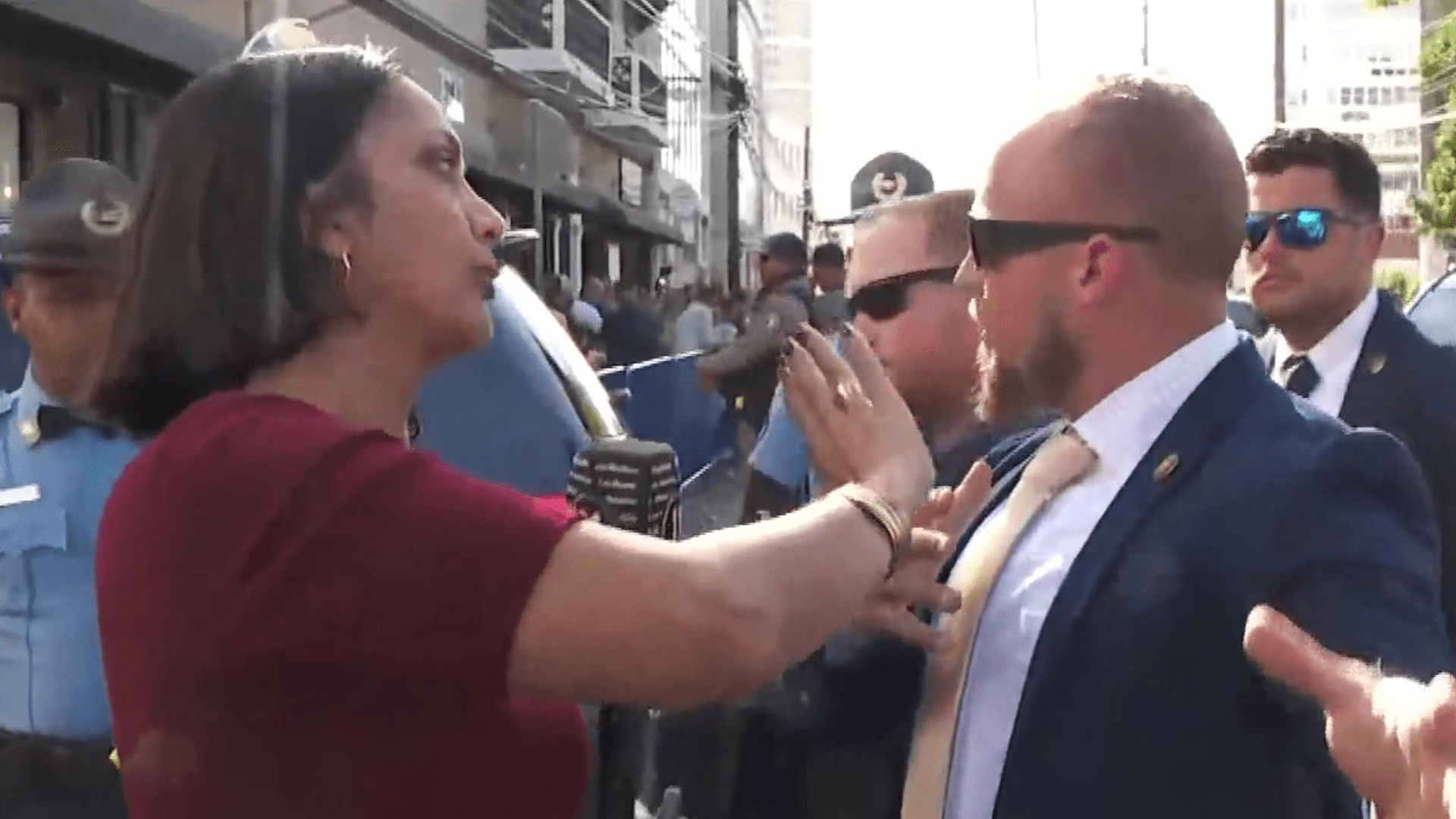 Protestan contra la visita de Kamala Harris - TeleOnce TV | Vívelo