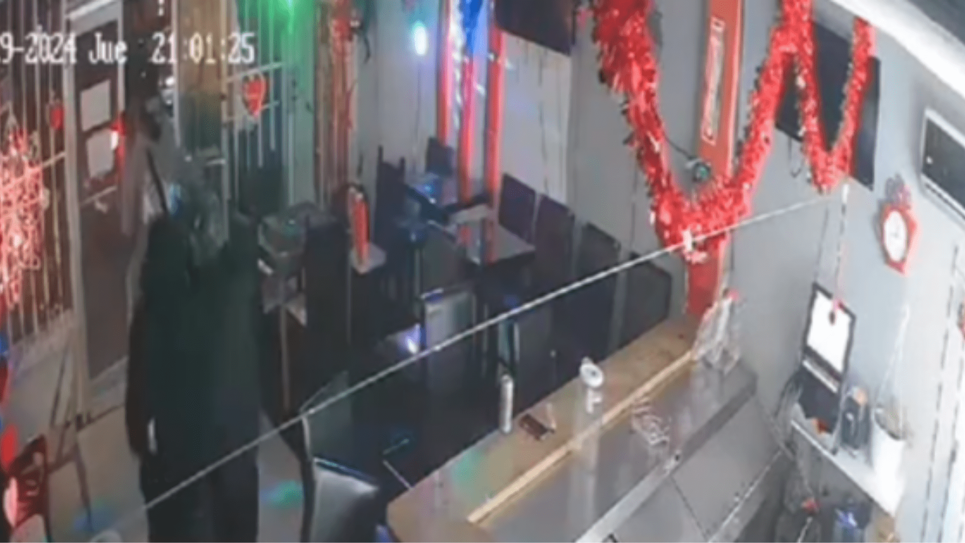 Captados en video los gatilleros que atacaron a hombre en bar de Cidra - TeleOnce TV | Vívelo