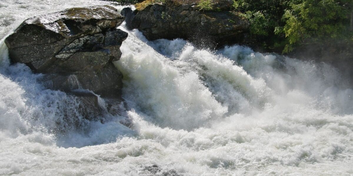 Río Manatí se sale de su cauce tras fuertes lluvias y las carreteras ...