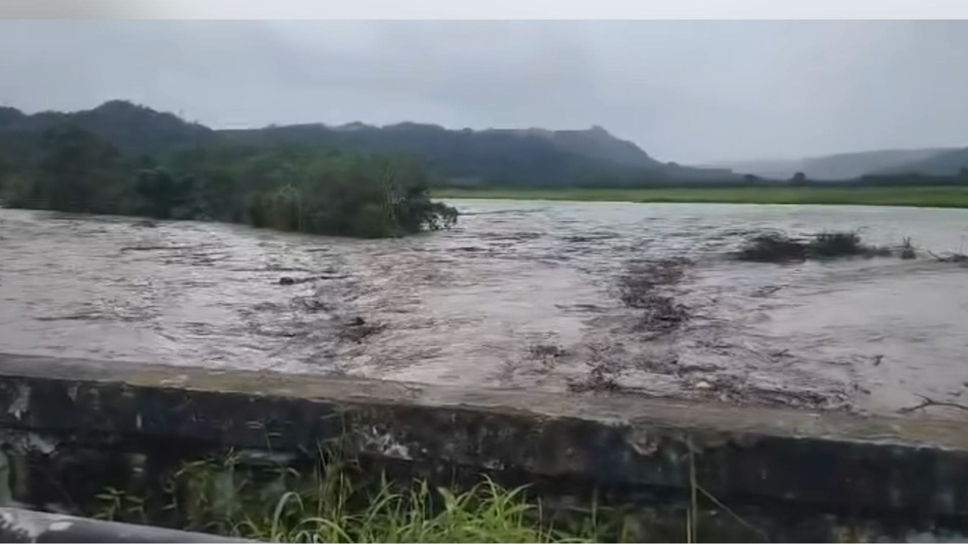 Río Grande de Manatí sale de su cauce - TeleOnce TV | Vívelo
