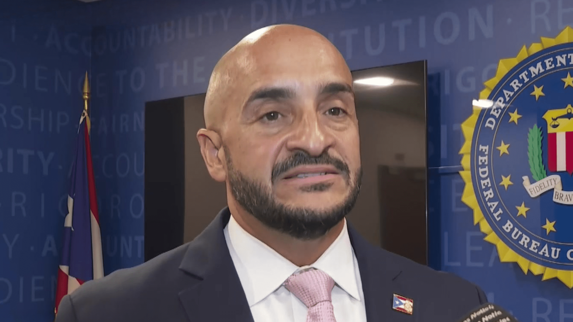 Director del FBI explica el procedimiento a seguir al recibir ...