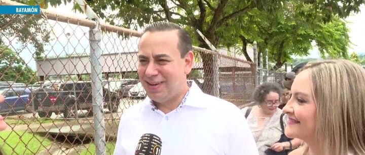 William Villafañe llega a colegio para ejercer su derecho al voto ...