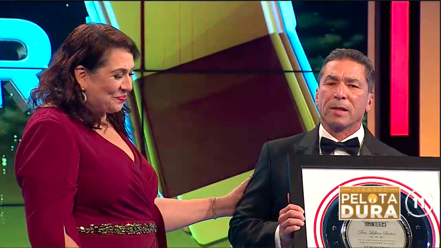 Ferdinand Pérez se conmueve al entregarle a la Dra. Lillian Santos el ...