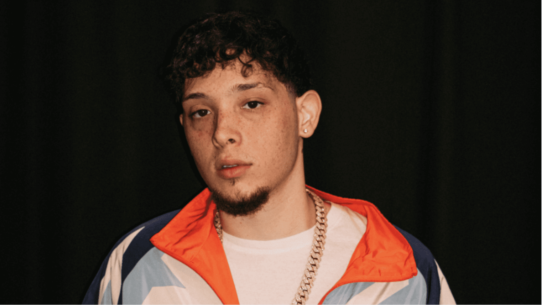 Yan Block canta a la chica de ojos verdes en su más reciente ...