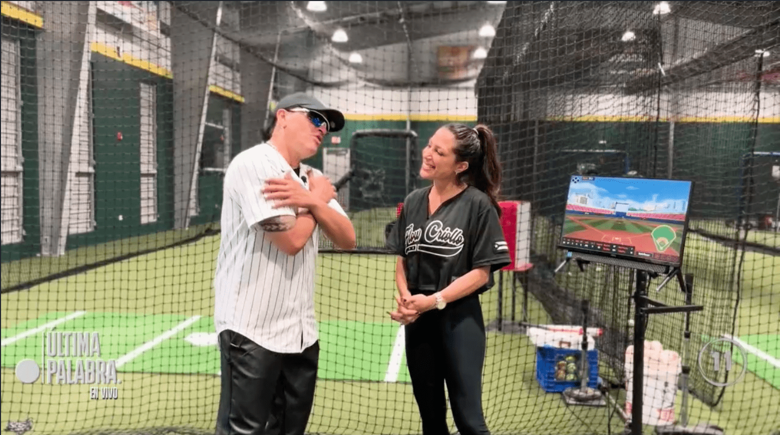 Elvis Crespo reta a Alexandra Lúgaro a batear - TeleOnce TV | Vívelo