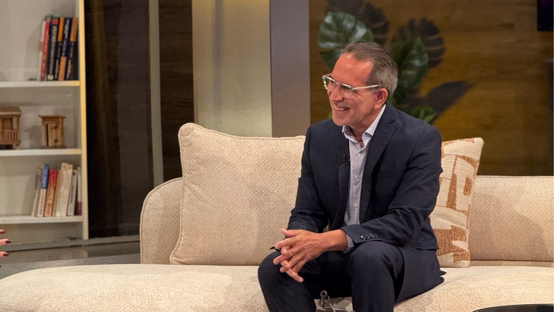 Compañeros en TeleOnce reciben con alegría el regreso de Elwood Cruz ...