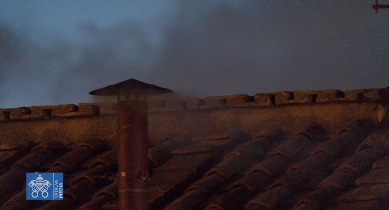 Humo negro en la Capilla Sixtina: aún no hay nuevo Papa - TeleOnce TV ...