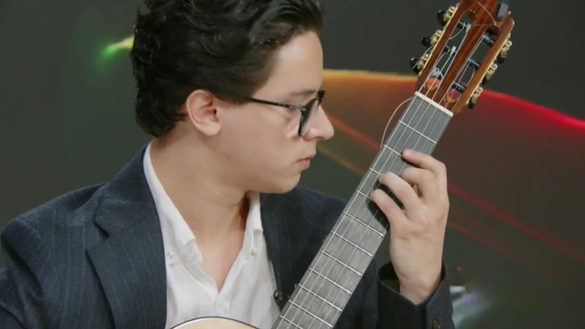 Joven promesa de la música se destaca en la guitarra - TeleOnce TV | Vívelo
