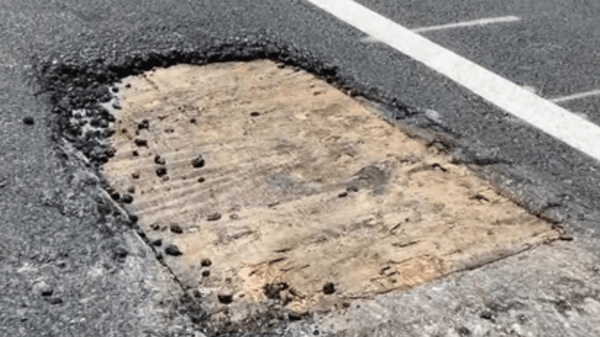 Varios vehículos con daños por problemas de asfalto en la PR-2 ...