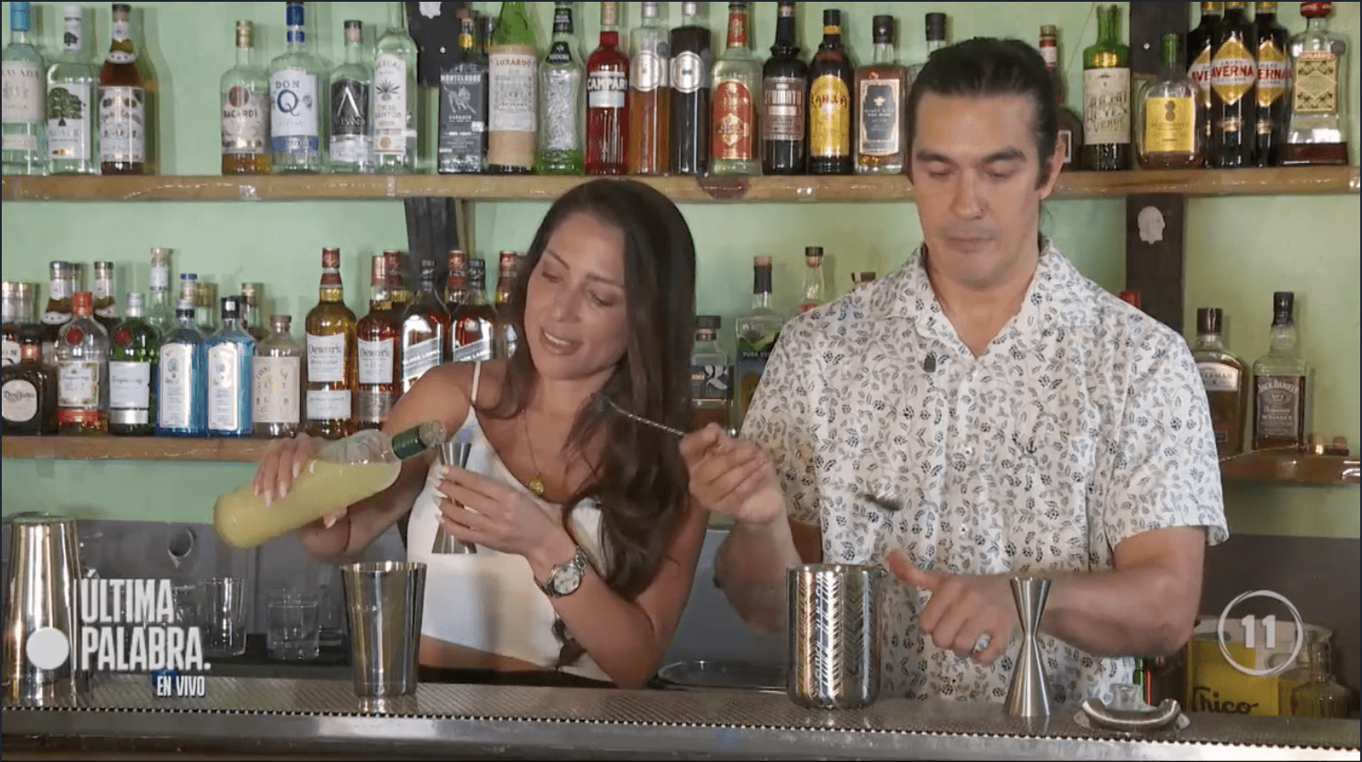 Lúgaro muestra sus dotes de bartender en La Factoría - TeleOnce TV | Vívelo