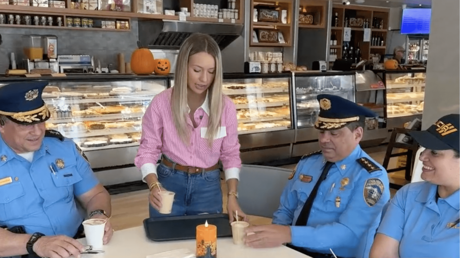Se conmemora iniciativa "Un café para un policía" - TeleOnce TV | Vívelo