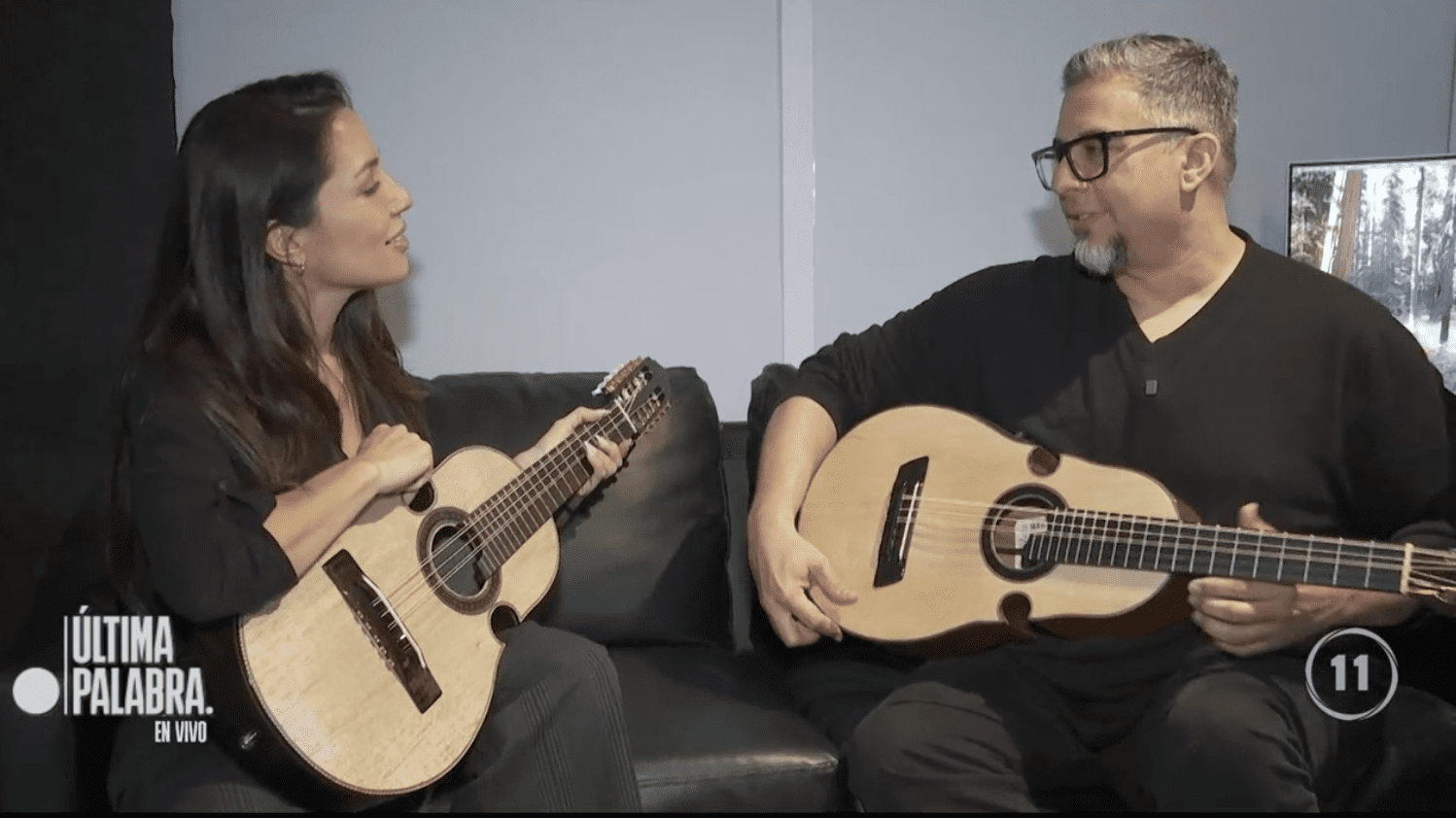 Alexandra Lúgaro aprende a tocar el cuatro con Quique Domenech ...