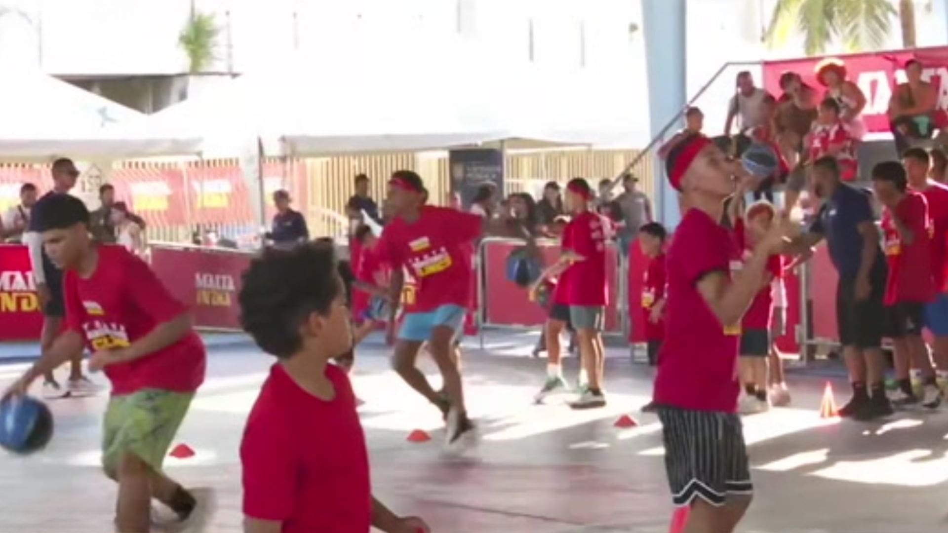 Atletas y artistas se unen a clínicas de baloncesto en el residencial ...