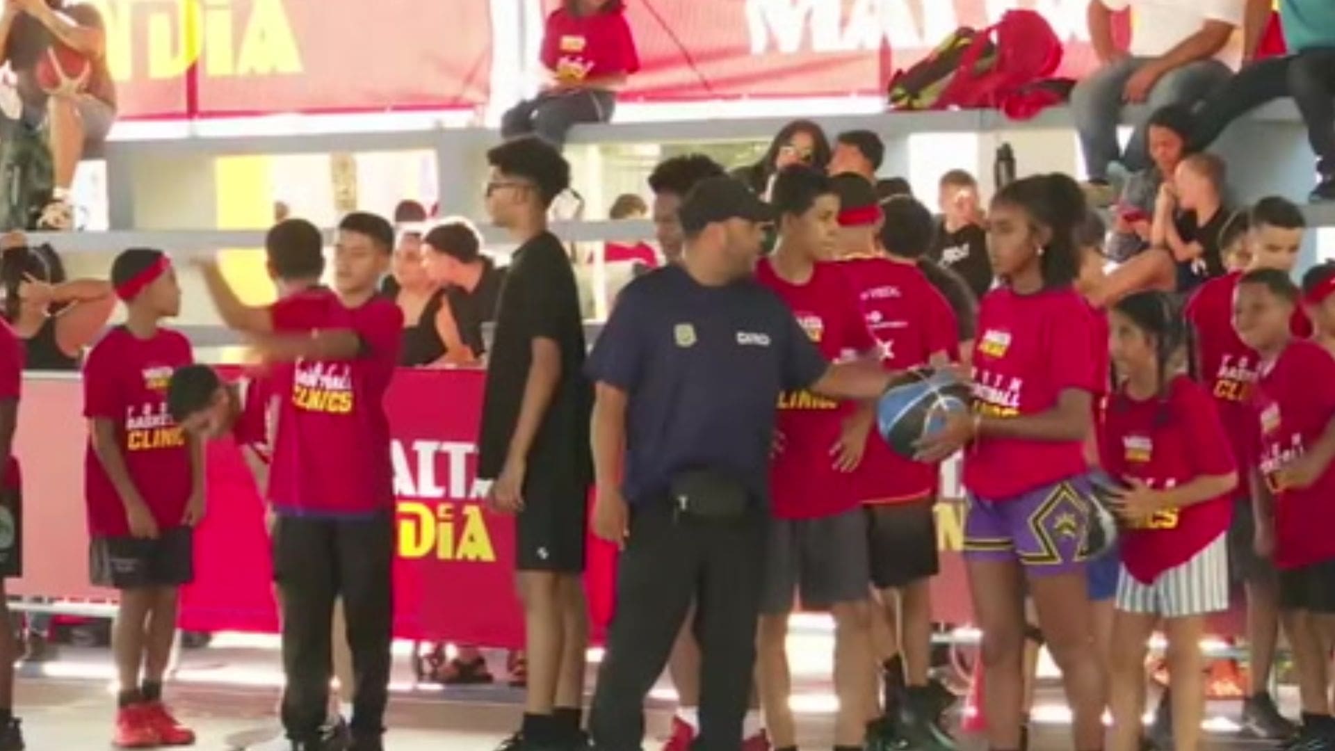 Jóvenes y niños aprenden y disfrutan en clínicas de baloncesto en ...